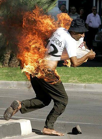 Suécia: Homem pega fogo no meio da rua